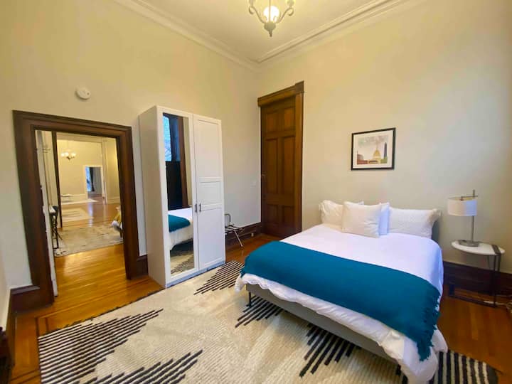 Spacious Sunny 2br Apt Historical Gem Park 1 - Baltimore
