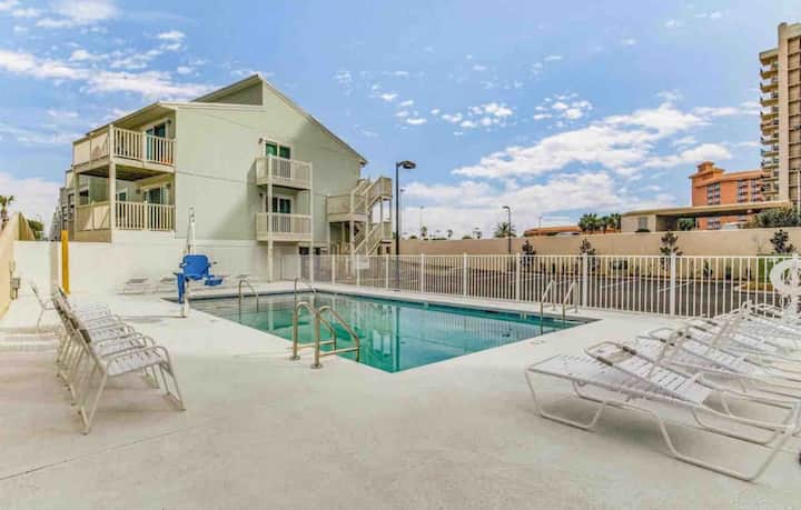 Snow Birds Welcome! 2bed/2bath Condo Beach Side! - Orange Beach, AL