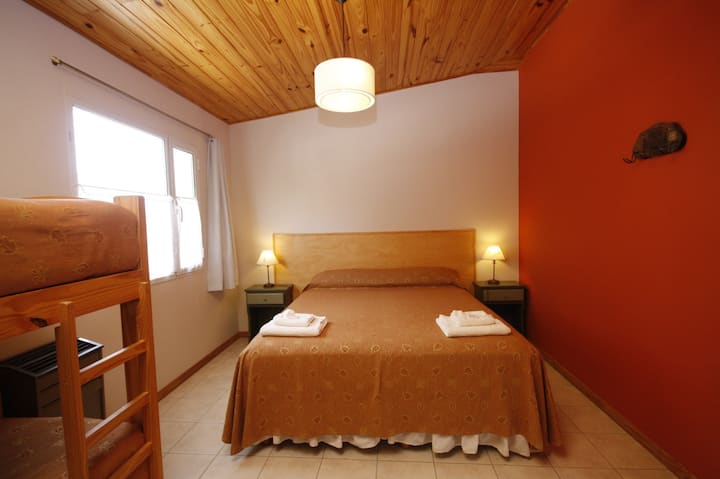 Quintuple Con Baño Privado - El Gualicho Hostel - Puerto Madryn