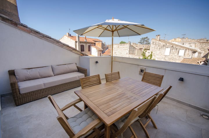 Village House In The Heart Of The Historic Center With Roof Terrace And Garage. - Graveson