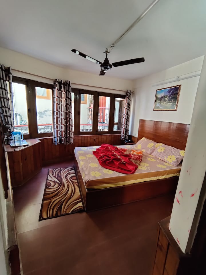 A Place Run By A Family Of Engineers & Doctors. - 마날리