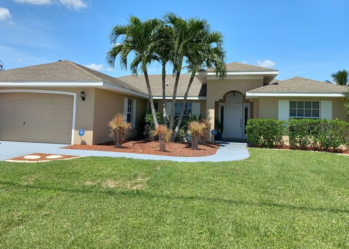 Beautiful Water Front Home With Heated Pool - Cape Coral, FL