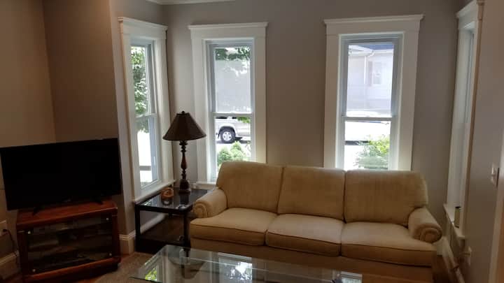 Entire Luxury 4-bed Townhouse Condo W/free Parking - La Rivera, Pelham