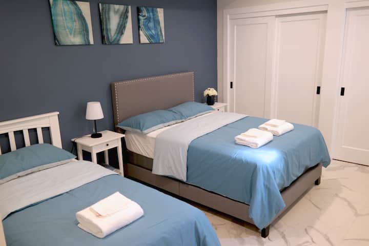 Blue Comfortable Suite Room - San Francisco, CA