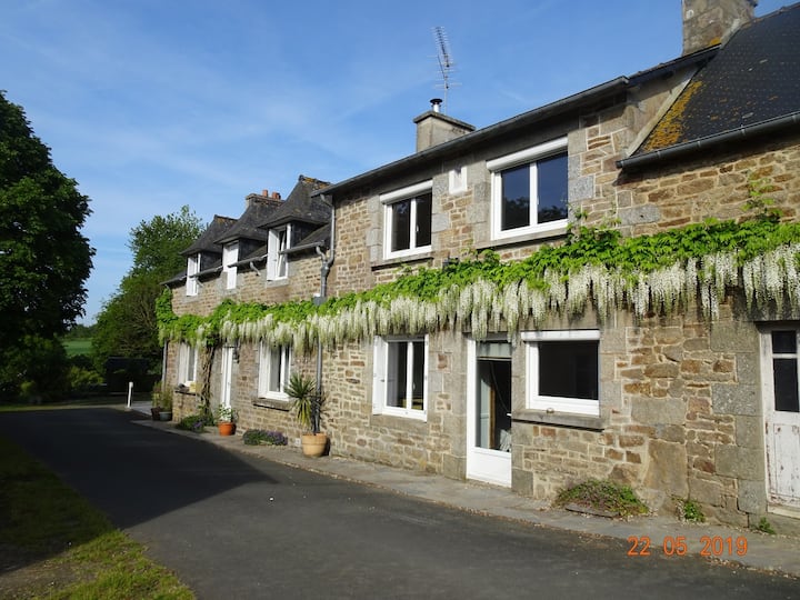 Jolie Maison Bretonne A La Campagne - Yffiniac