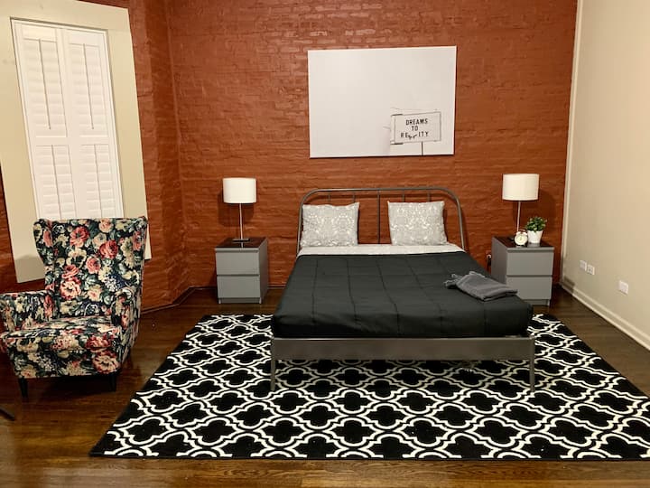 Hidden Gem W/private Bath. Walk To Univ/hospital - Chicago, IL