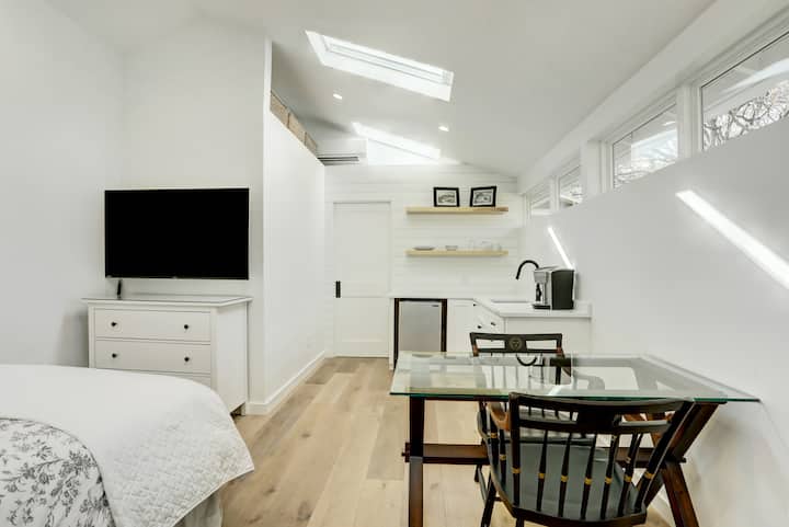 Sunny 1-bedroom Studio In The Heart Of Zilker - Austin, TX