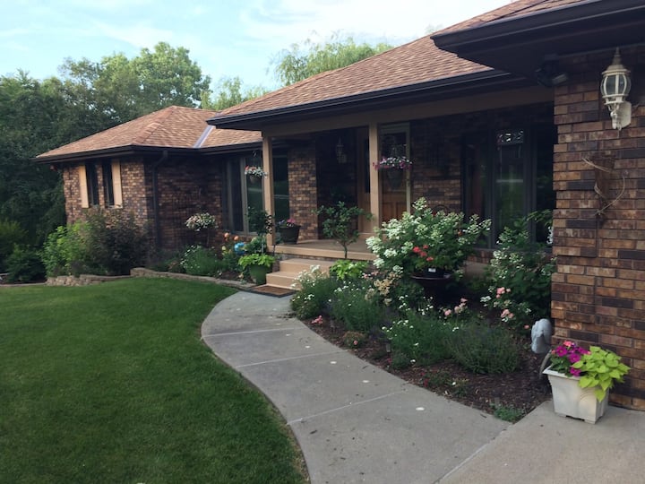 Virginia Hills Retreat - A Place To Remember! - Council Bluffs, IA