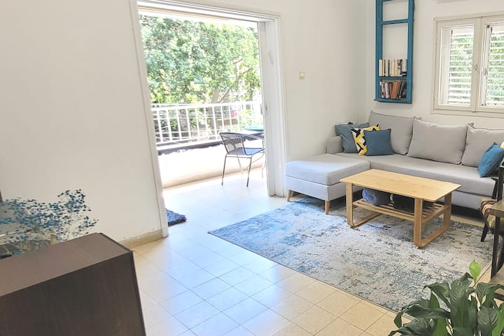 Sunny 2br Apartment - With Balcony - Tel-Aviv