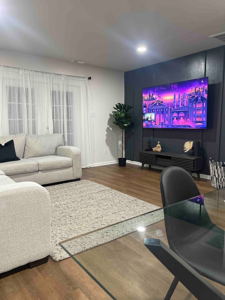 Near Downtown Cary 2 | King Beds | Huge 75” Tv - Apex