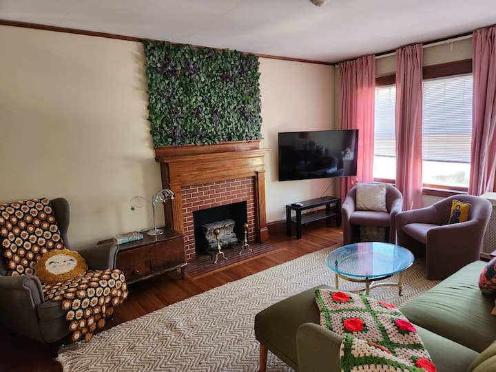 Charming Vintage Apartment! - Boston, MA