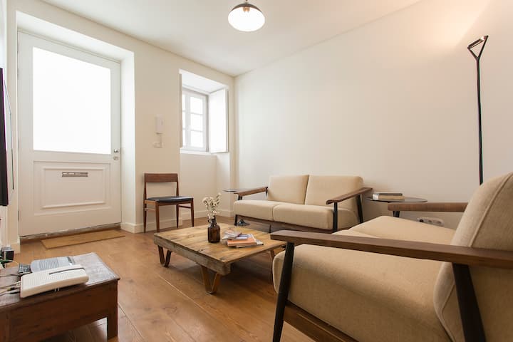 Trendy Flat & Small Patio @Bairro - Lisboa
