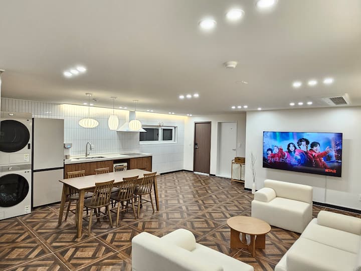 30평 넓은 거실,마루, 옥상바베큐, 무료주차1대,바닷가2분 해피앤러브의 '앤' - Busan