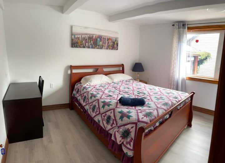 Queen Size Clean Room Near Fanshawe/ Argyle Mall - London, Ontario