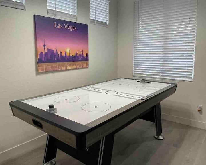 Lovely Vegas Home Sleeps 10 - 노스라스베이거스
