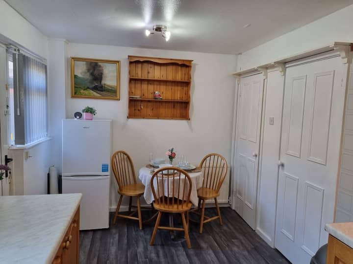 Long Term - Stylish & Newly Renovated Room W/ Wifi - Leeds