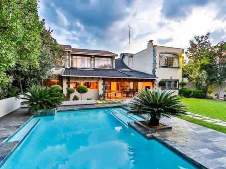 4 Bed House With Big Pool -5 Mins From Sandton - Johannesburg