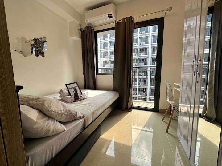 Clean 1br With Balcony Pool View Near Moa Naia Dfa - Manila
