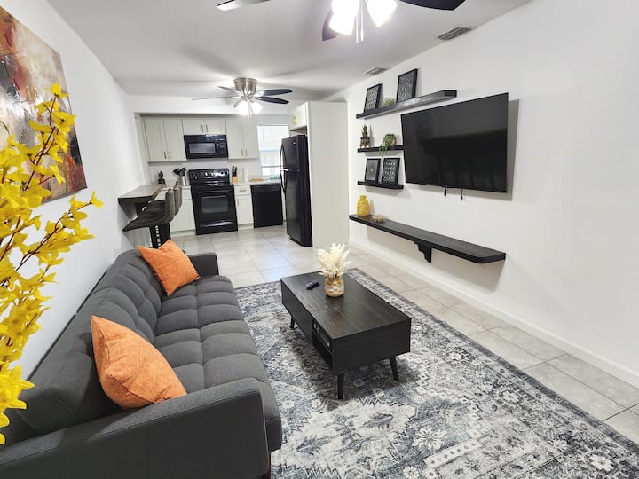 Charming College Pk Duplex @Lake Fairview Sleeps 8 - Altamonte Springs, FL
