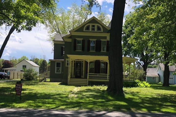 Relax In A Grand Victorian Dame - Hudson, NY