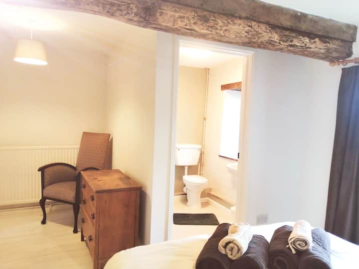 Rustic Romantic Cottage Logfire - Ensuite Bedroom - Brecon