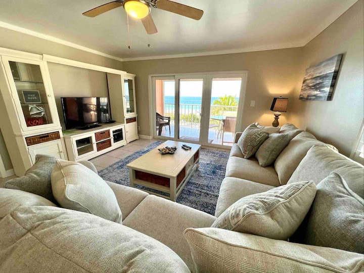Sun-filled Corner Condo - Steps To The Beach! - Indian Rocks Beach