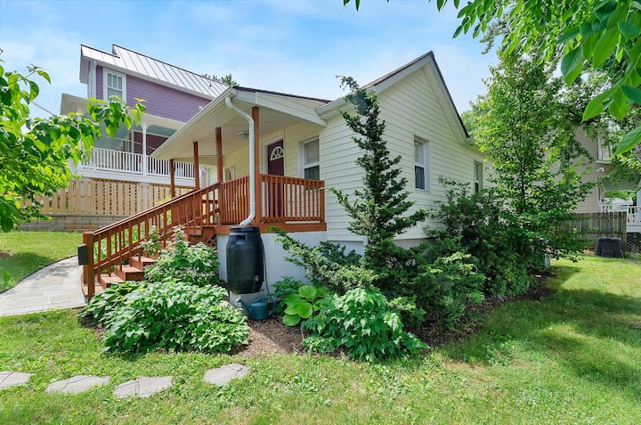 Adorable Downtown Cottage - Charlottesville, VA