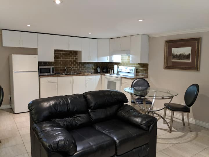 Quiet Private Suite + 1 Parking - New Westminster