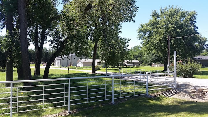 Rayl's Bunkhouse - Lake Inman, KS