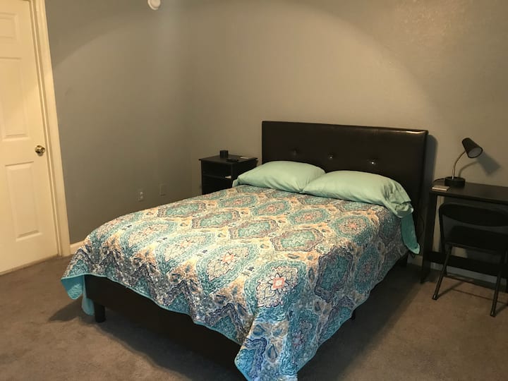 Clean Room With Private Entry - Tallahassee, FL