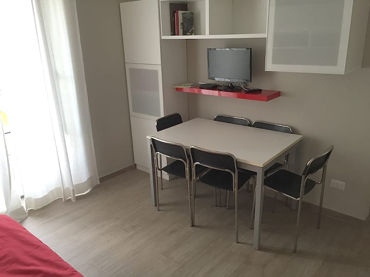 Centralissimo Con Terrazza In Casa D'epoca - Сан-Pемо