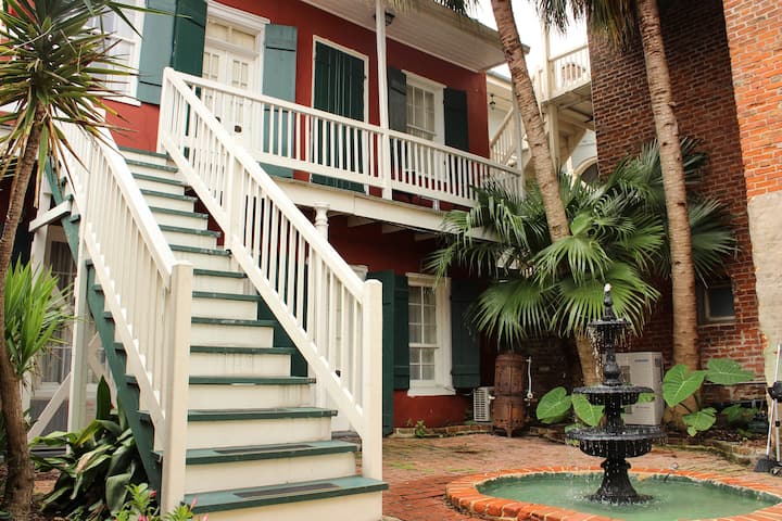 Burgundy Cottages In Fq With 18 Rooms & 21 Beds - New Orleans