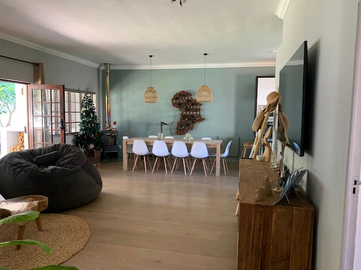 Cheerful 2/3 Bedroom Beach House - Hermanus