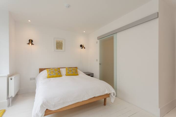 Modern, One-bed | Near Gardens - Vivre Retreats 1a - 본머스