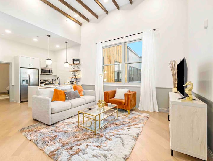 Chic & Airy 2br Loft | Shopping & Nightlife Nearby - Homewood, AL