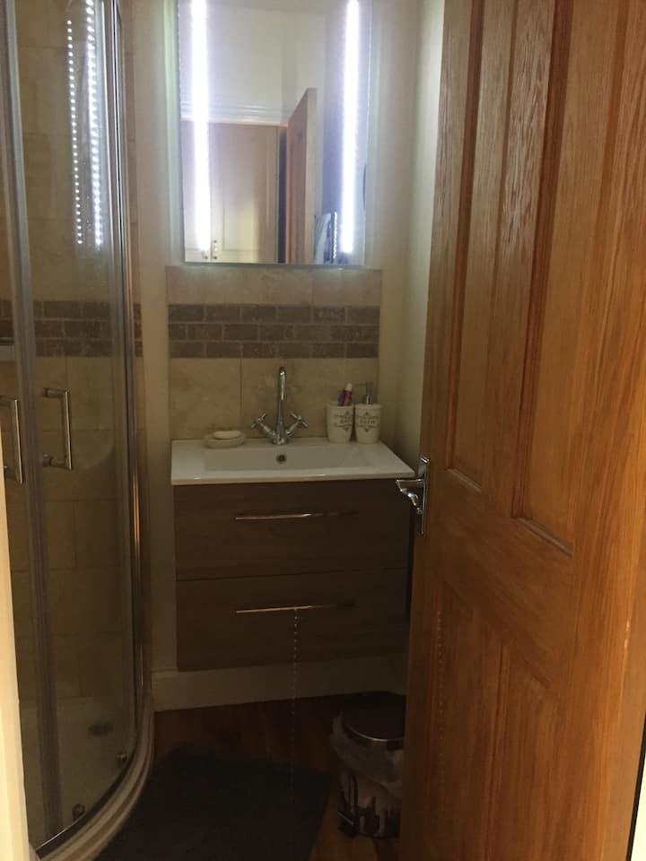 Modern Cosy Room With Private En-suite - Coventry