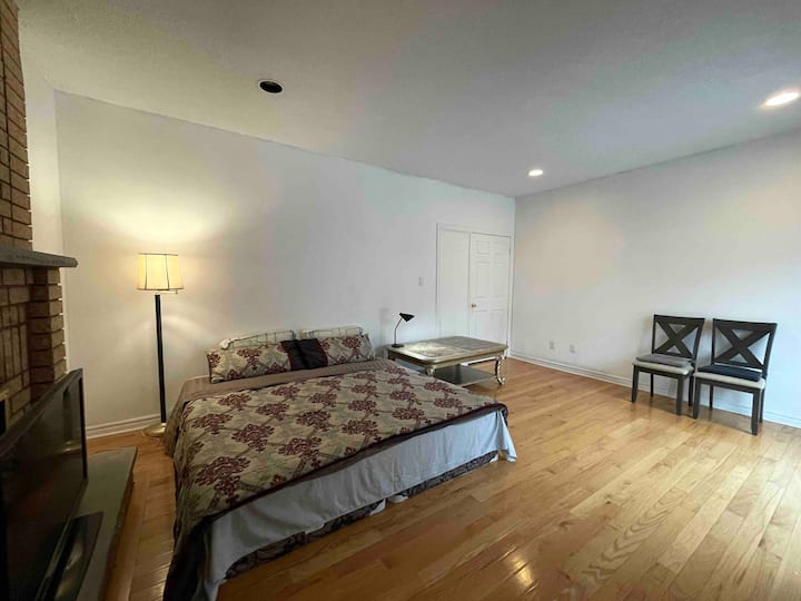 Queen Bed In Richmond Hill - Richmond Hill