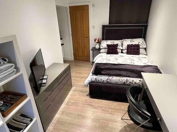 Adorable 1 Bedroom/bed Sit With Private Parking - 워킹