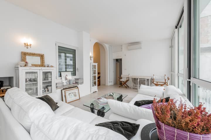 Comfy White Apartment - Bari