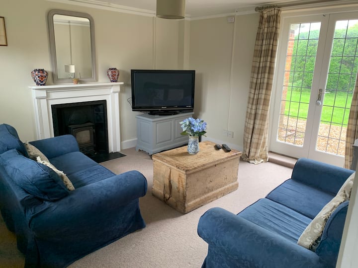 Hampshire Cottage Set In A Private, Quiet Village - Hampshire