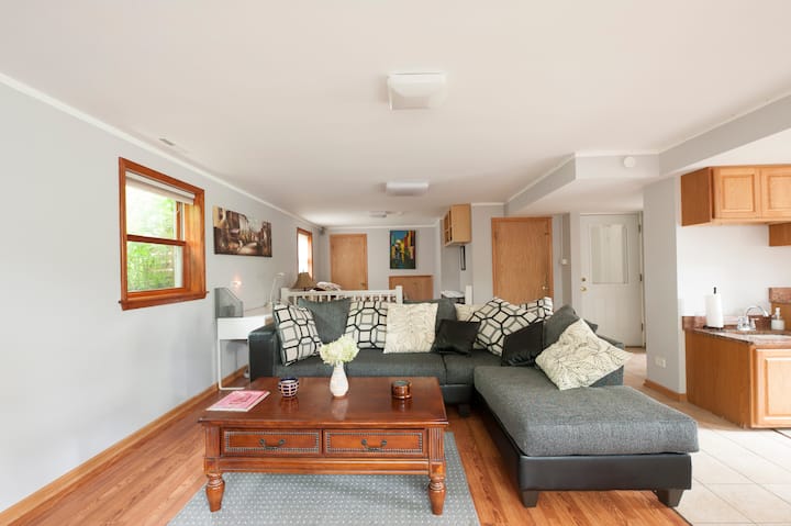 2 Private Flats W/ Living, Bedrooms & Bath - Chicago, IL