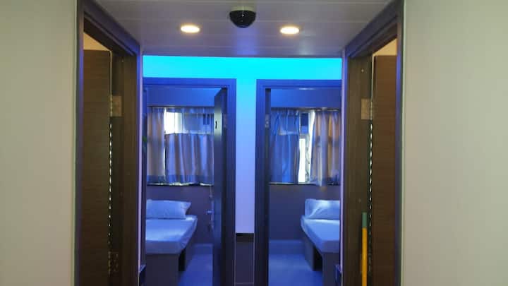 喜日賓館：9號房間豪華大床（deluxe Bed Room )床寬150cm，獨立洗手間，大窗。 - Tsim Sha Tsui