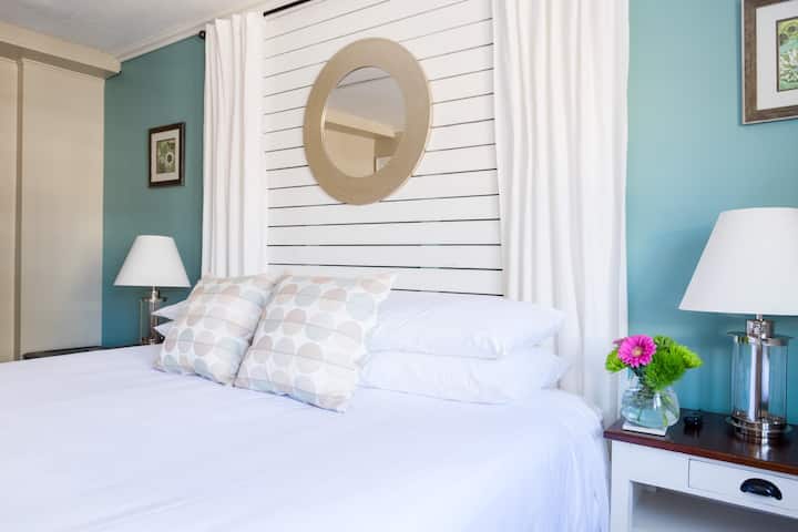 Charming King Room - Woods Hole Inn - Falmouth, MA