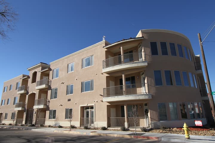 Modern, Pet Friendly Apartment Near Nob Hill - Albuquerque, NM