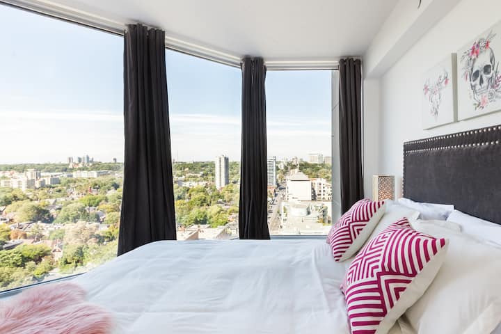Admire City Views From Bed At This Chic Apartment - Toronto