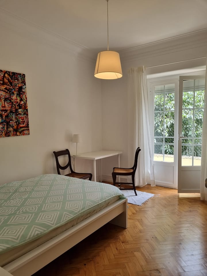 Central & Quiet Room With Balcony - Lisbon