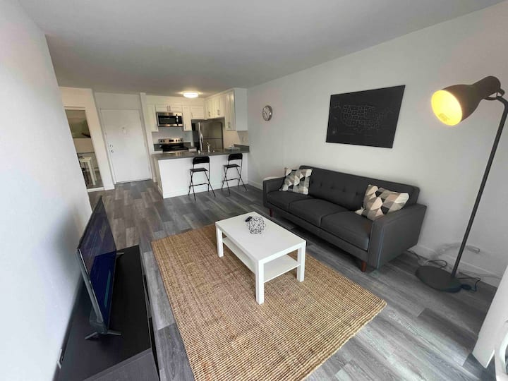 Spacious 1bd/1ba With Pool, Gym, Jacuzzi, Balcony! - Hollywood, CA