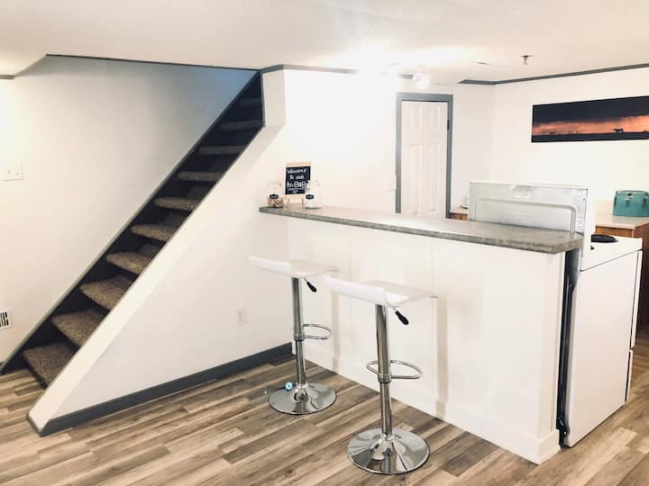 Modern & Private Basement Apartment Near Downtown - Londres