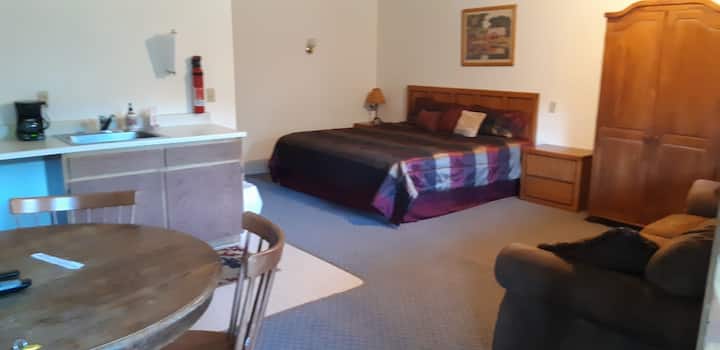 #3 King Western Themed Room With Mountain Views. - Grand Forks