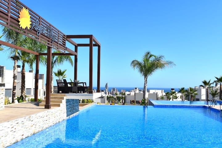 Lovely Oasis Flamingo - Premium. Pvt & Comm Pool - Benidorm